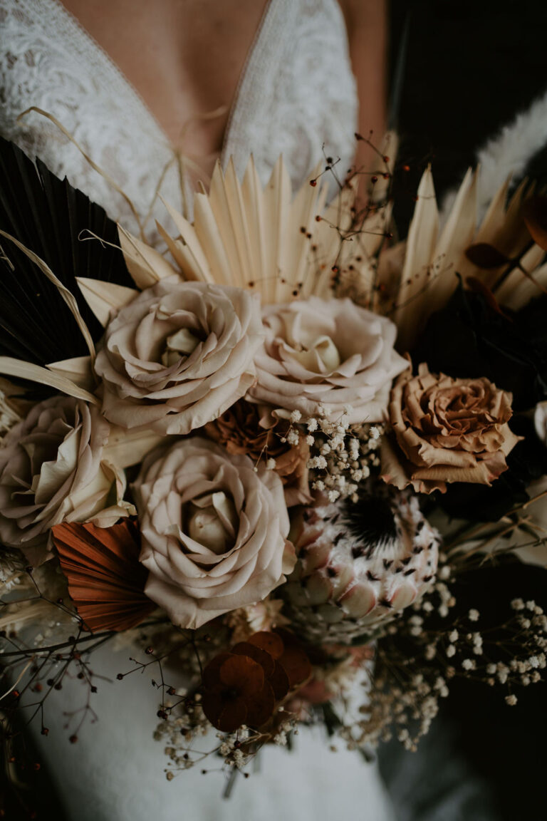 Put it in neutral: timeless décor with gorgeous florals - Today's Bride