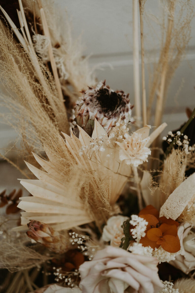 Put it in neutral: timeless décor with gorgeous florals - Today's Bride