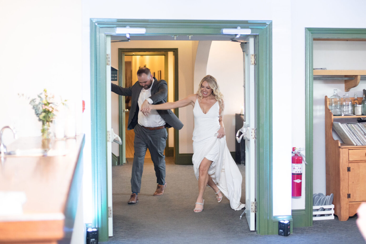 A lakeside love party: Stefanie and Alex’s low-key wedding weekend ...