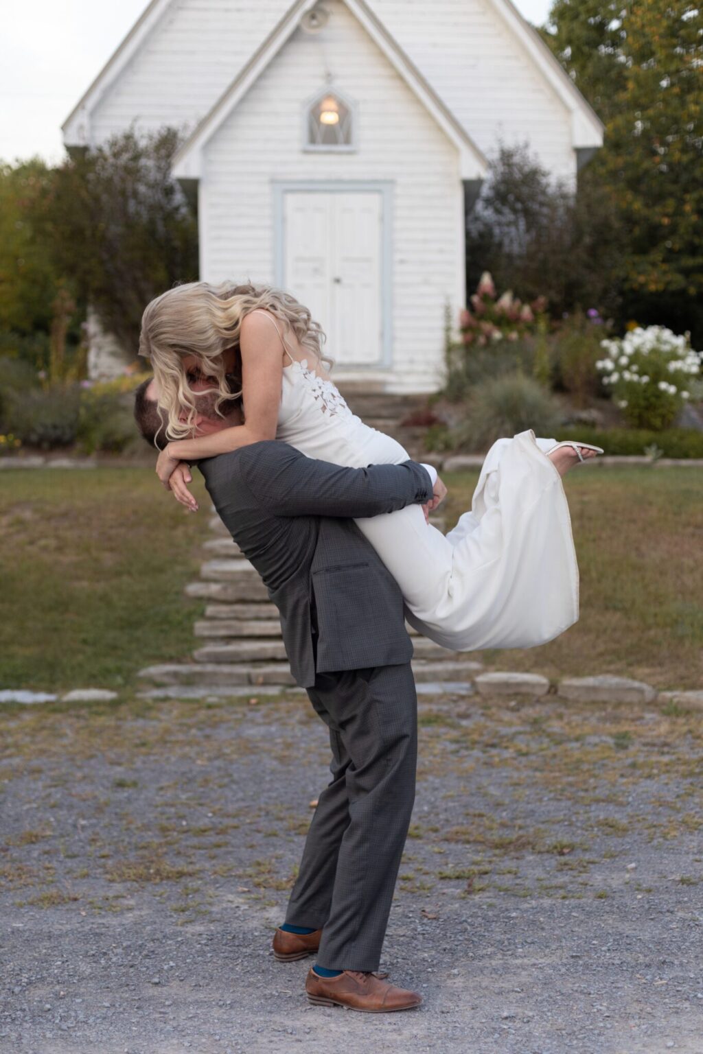 A lakeside love party: Stefanie and Alex’s low-key wedding weekend ...